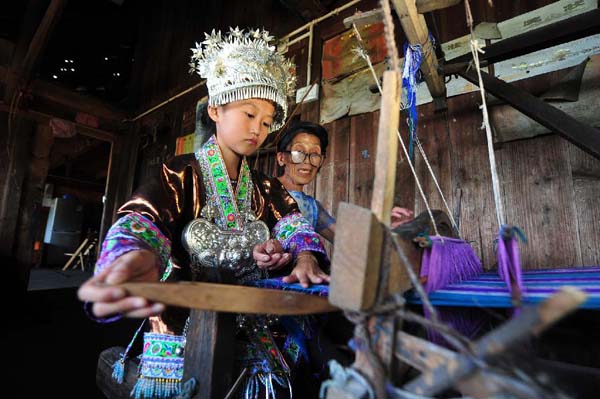 Girls learn traditional weaving in Rongshui, China's Guangxi[3 ...