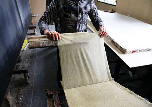 Paper from panda poop - EUROPE - Chinadaily.com.cn