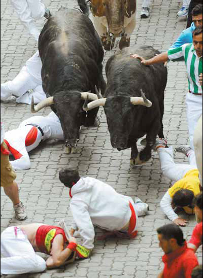 More women running with fighting bulls in Pamplona|Europe|chinadaily.com.cn